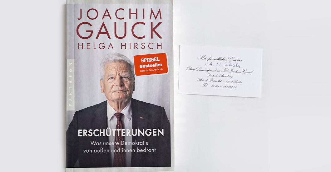 Bundespräsident a.D. Joachim Gauck signiert sein Buch