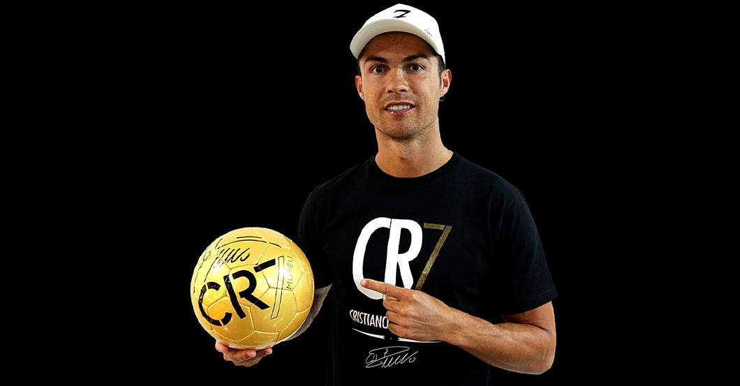 EM-Highlight: Cristiano Ronaldo signiert einen Fußball