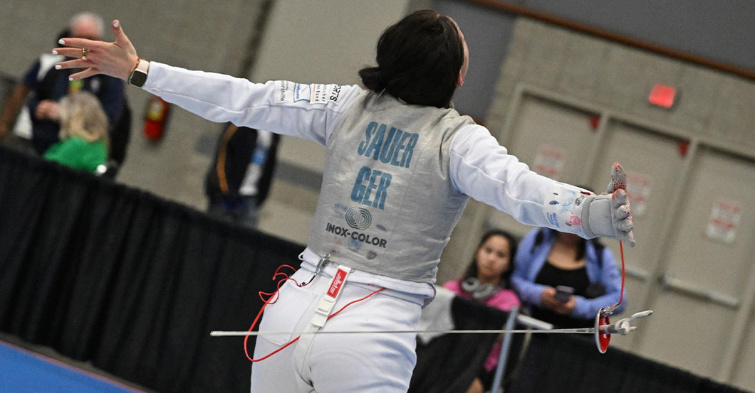 Florettfechterin Anne Sauer stiftet ihre getragene Olympia-Weste