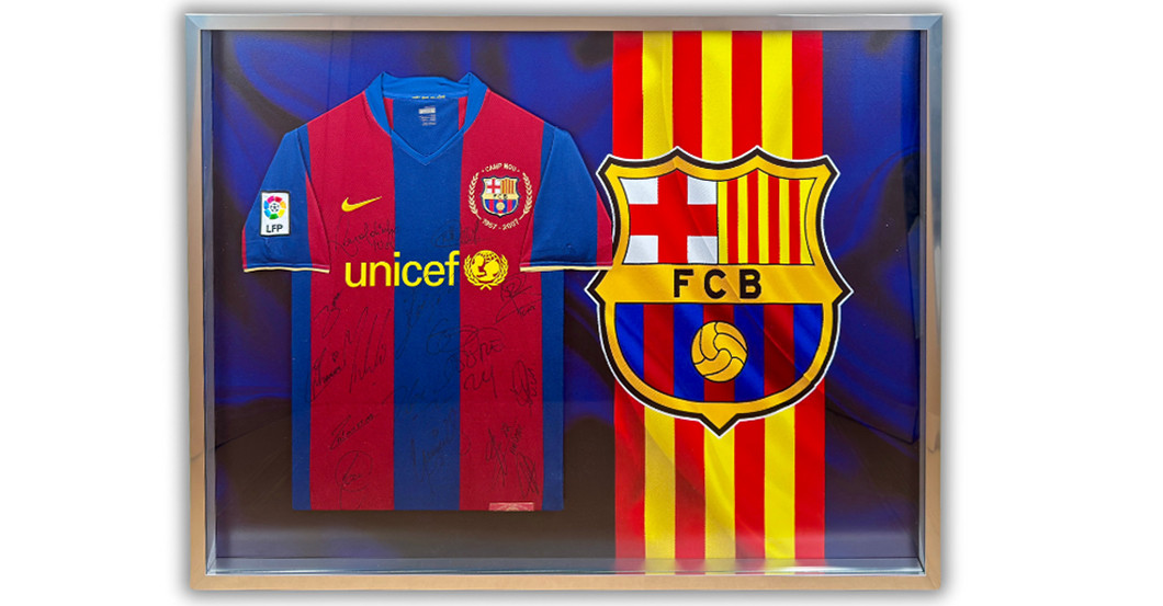 Wow! Barca Frame with Signatures of Messi, Ronaldinho & Co.