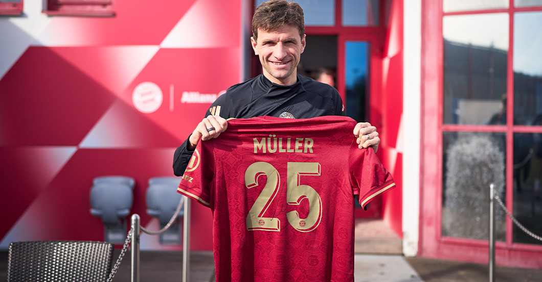 Thomas Müller Signs FC Bayern Anniversary Jersey