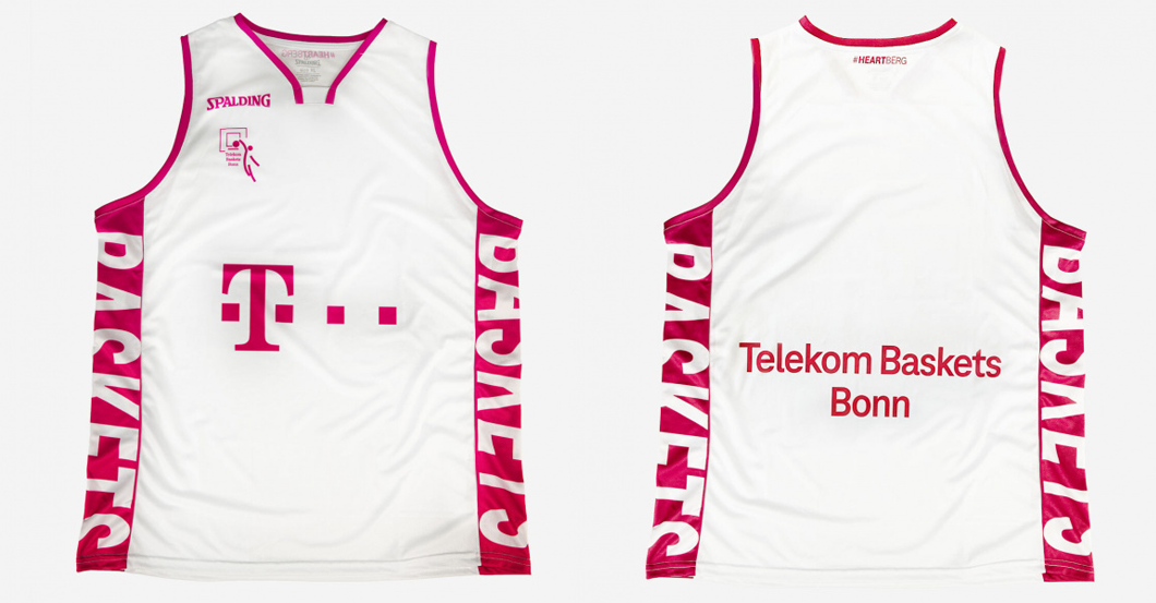 Vom ganzen Topteam signiert: Trikot der Telekom Baskets Bonn