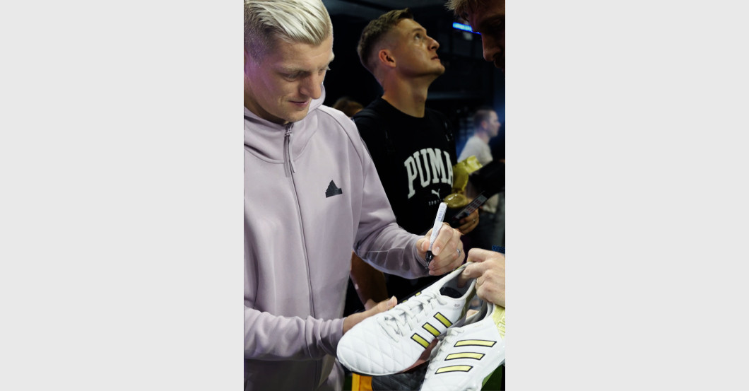 Zum Comeback in der Icon League: Toni Kroos stiftet signierte Fußballschuhe