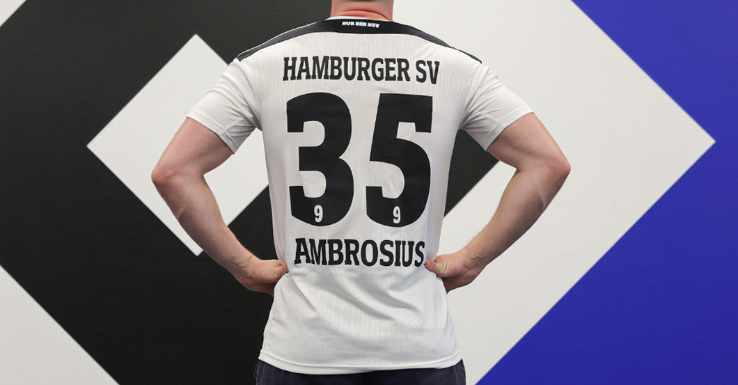 Zu Ehren von „UNS UWE“: Das HSV-Sondertrikot von Stephan Kofi Ambrosius