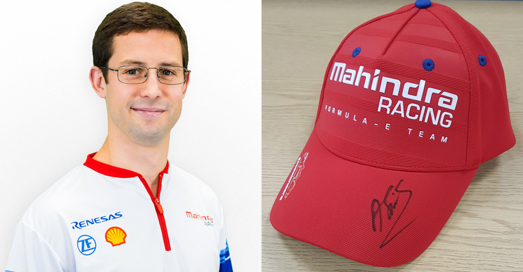 Mahindra Racing-Fahrer Alexander Sims signiert Team-Cap