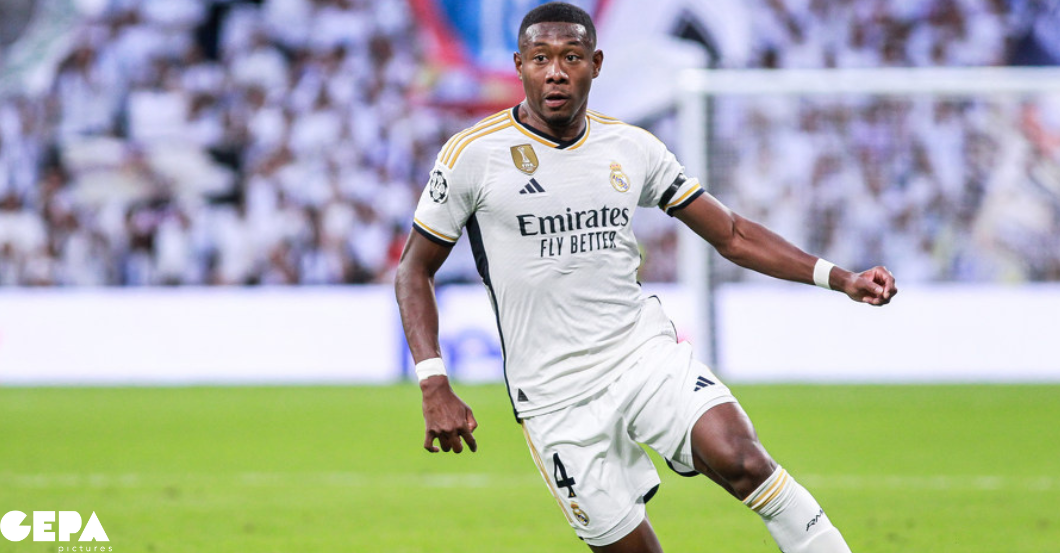 CL-Sieger David Alaba signiert ein Real Madrid-Heimtrikot