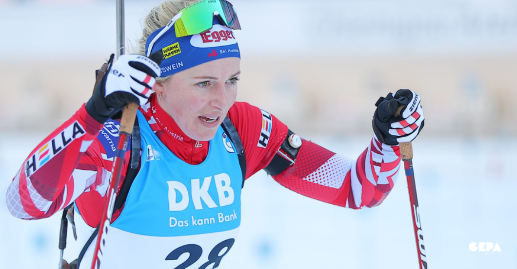 Biathlon-Star Lisa Hauser signiert Startnummer vom Weltcup-Sieg