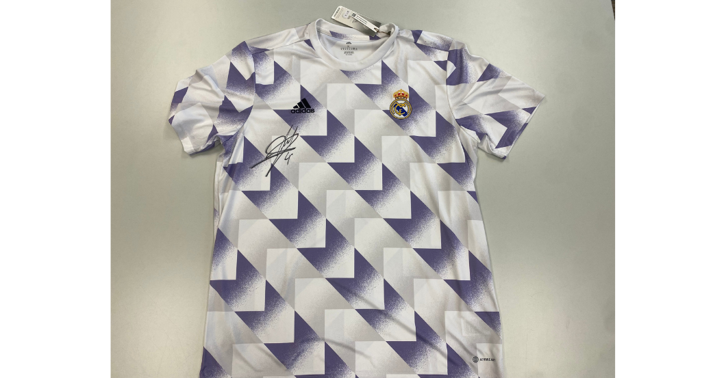 Von David Alaba signiertes weißes Real Madrid Prematch Shirt