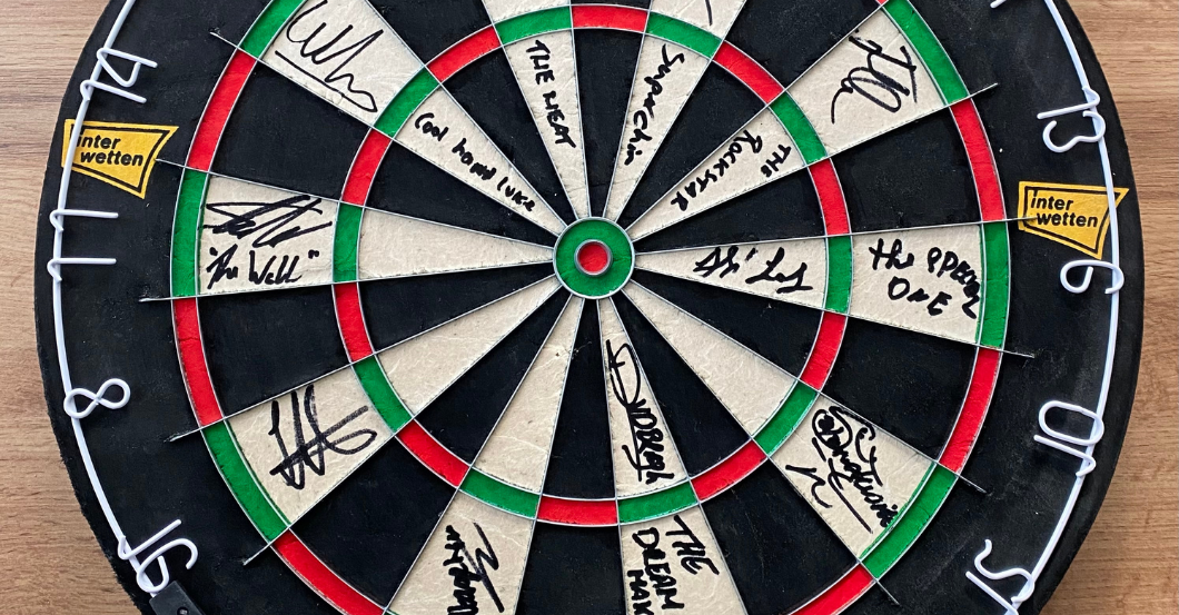 Von Dartsstars signiertes Darts Dartsboard sowie PDC-Dart Shirt