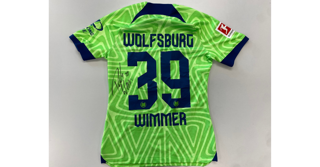 VfL Wolfsburg-Star Patrick Wimmer signiert Trikot