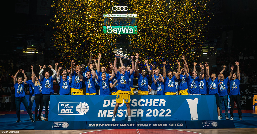 Meisterschaftsball der Saison 2021/22 – signiert vom ALBA-Team