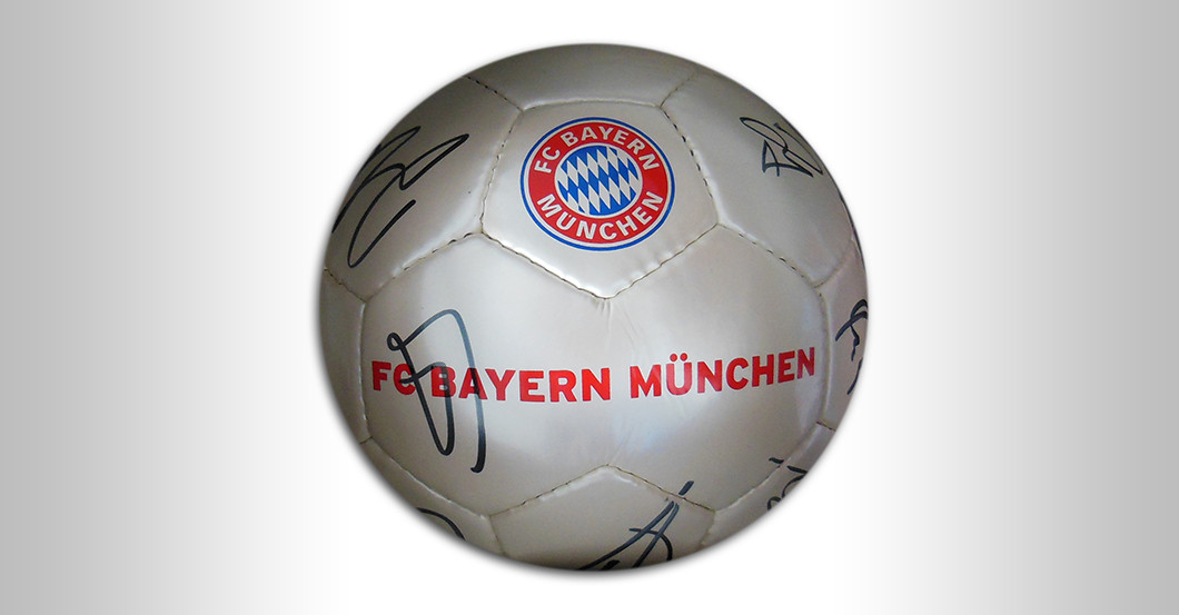 FC Bayern München – Ball von der Mannschaft signiert