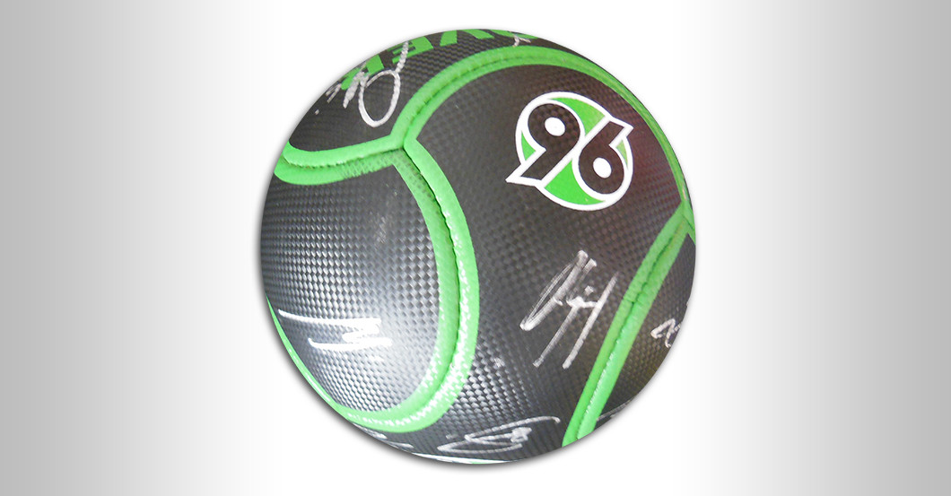 Hannover 96 – Ball von der Mannschaft signiert