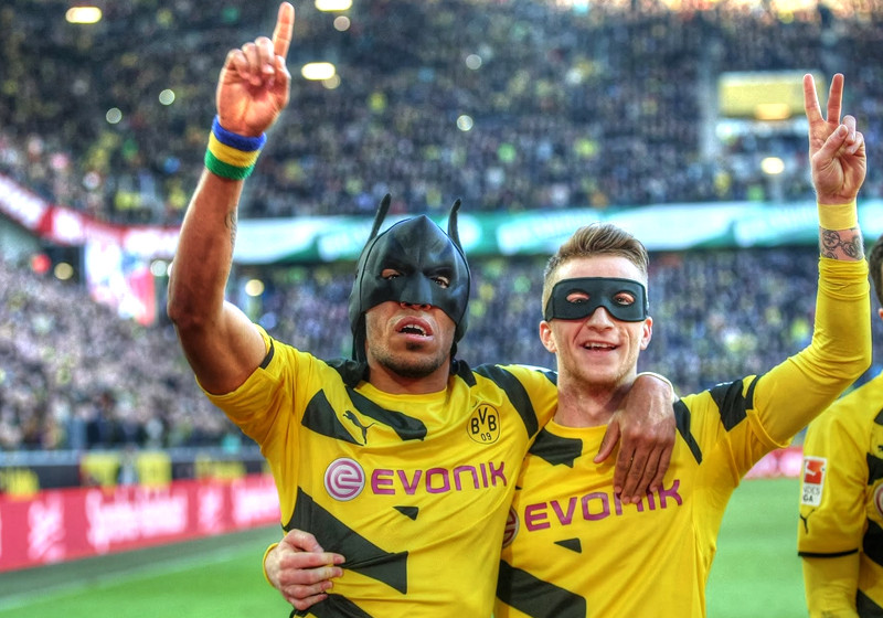 Vom Batman-Torjubel: Signierter Kunstdruck von Aubameyang und Reus