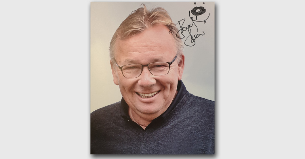 Comedian Bernd Stelter signiert Porträt für den guten Zweck