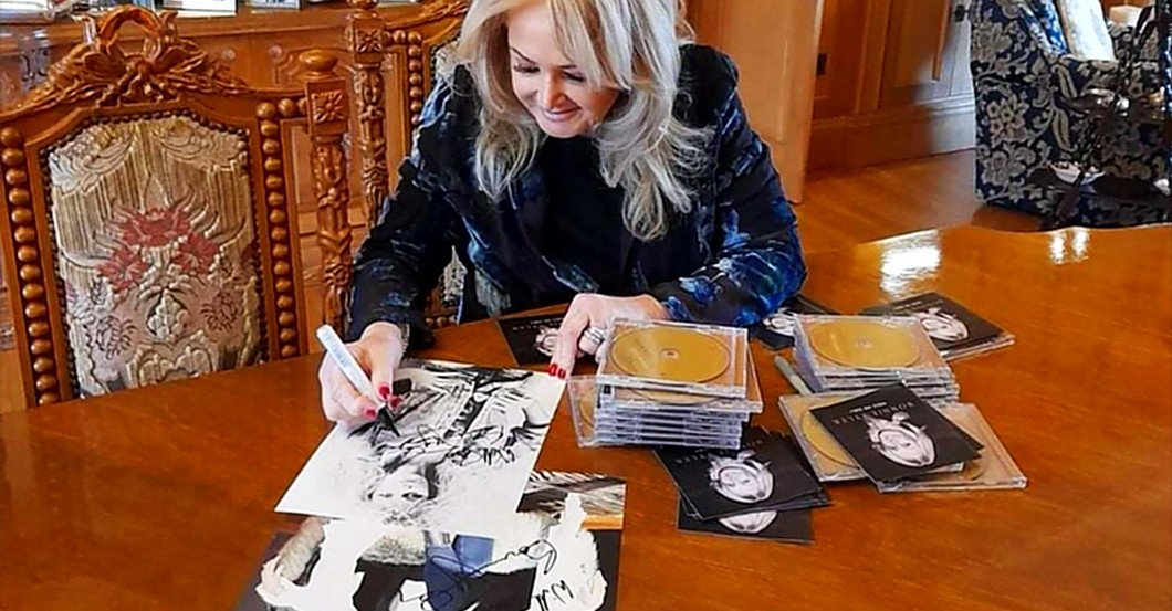 Superstar Bonnie Tyler stiftet signiertes und gerahmtes Portrait