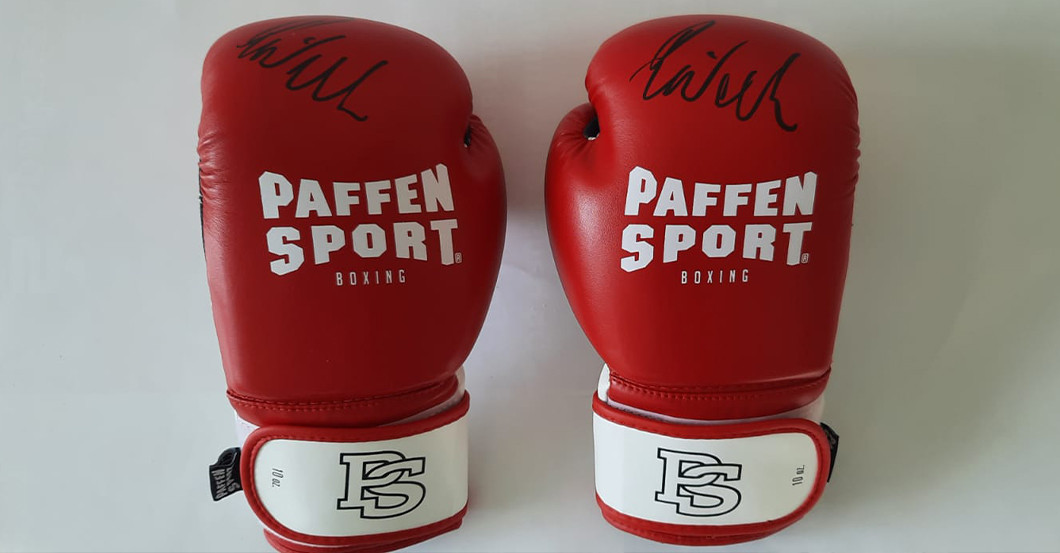 Boxlegende René Weller stiftet signierte rote Boxhandschuhe