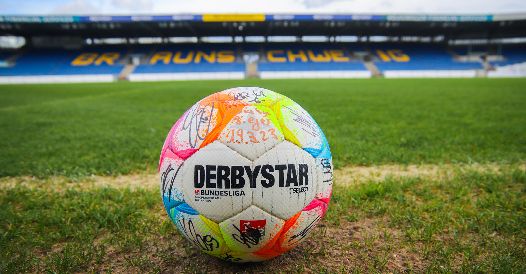 Eintracht Braunschweig signiert den Spielball vom Derbysieg