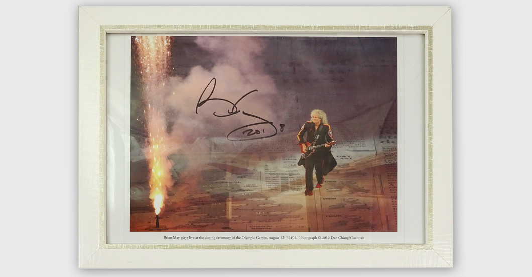 Queen-Leadgitarrist Brian May stiftet signiertes Portrait