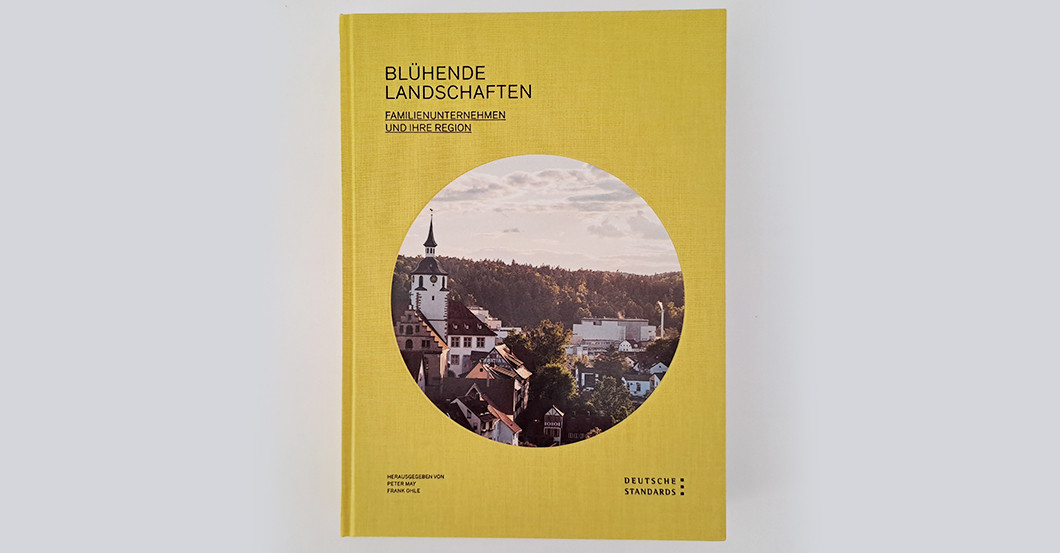 Trigema-Chef Wolfgang Grupp stiftet signierten Bildband