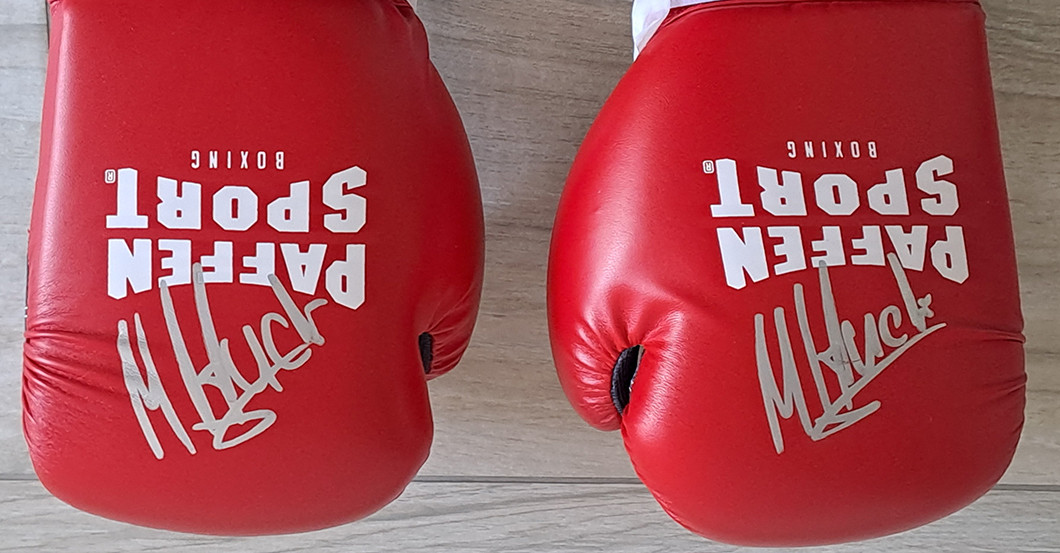 Box-Weltmeister Marco Huck stiftet Boxhandschuhe mit Signatur