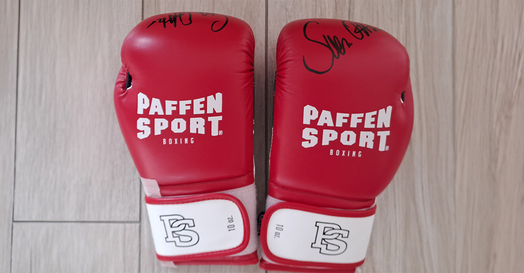 Box-Weltmeister Sven Ottke stiftet signierte rote Boxhandschuhe
