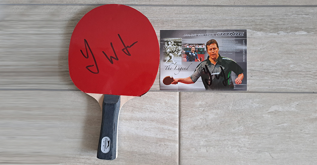 Tischtennislegende Jan-Ove Waldner signiert einen Schläger