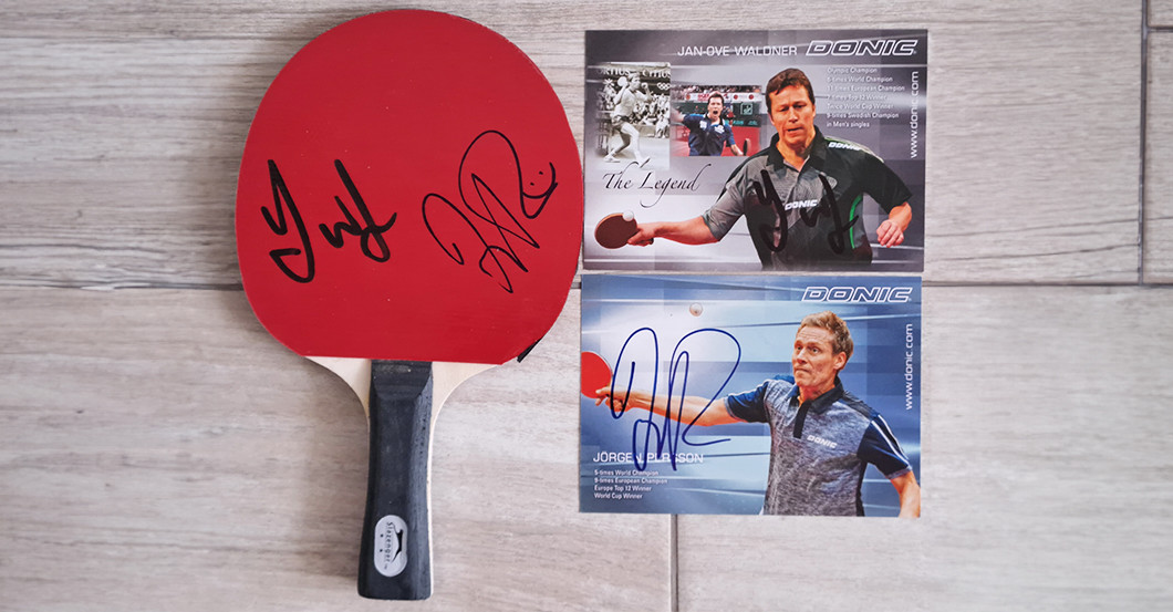 Die Tischtennislegenden Waldner & Persson signieren Schläger
