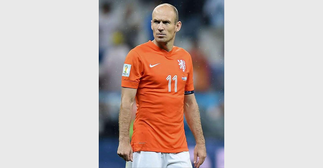 Arjen Robben signiert sein matchvorbereitetes Niederlande-Trikot