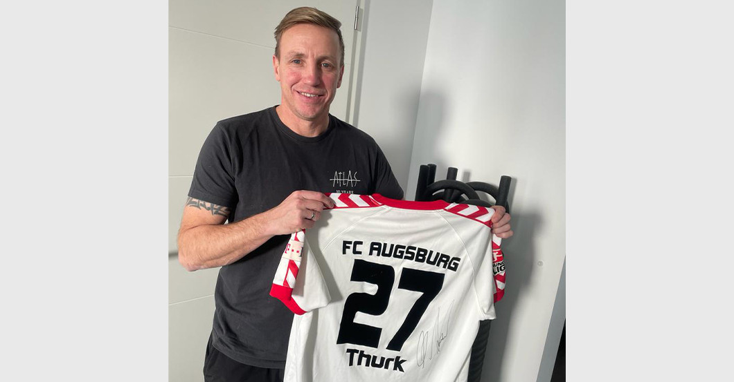Ex-Fußballer Michael Thurk spendet getragenes FC Augsburg-Trikot