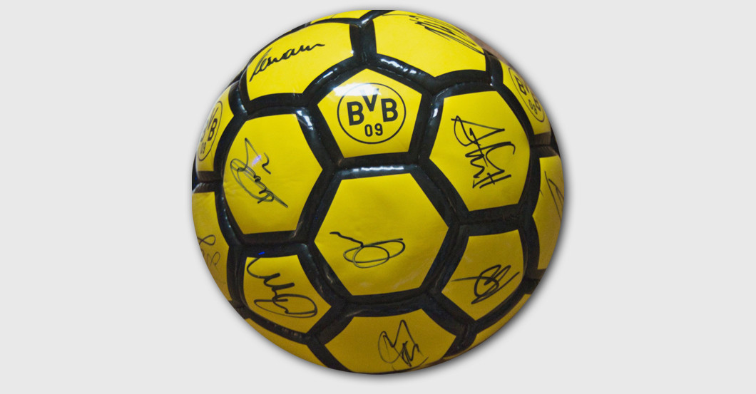 Borussia Dortmund stiftet einen teamsignierten Ball