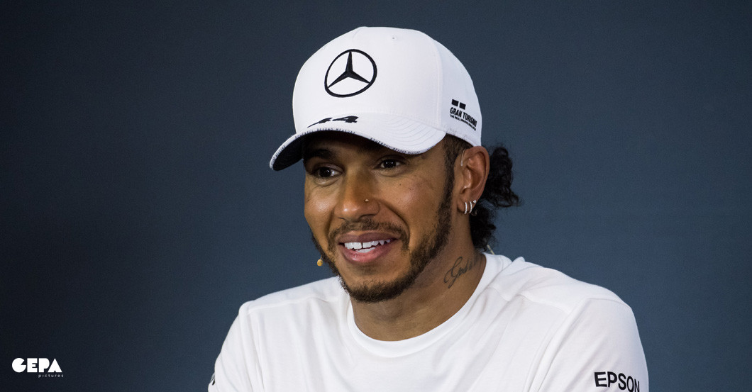 Formel-1-Kracher: Lewis Hamilton stiftet seine signierte Cap