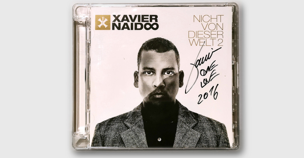 Xavier Naidoo signiert sein Album „Nicht von dieser Welt 2“