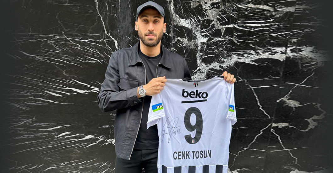 Beşiktaş Star Cenk Tosun Signs His Jersey for Earthquake Relief