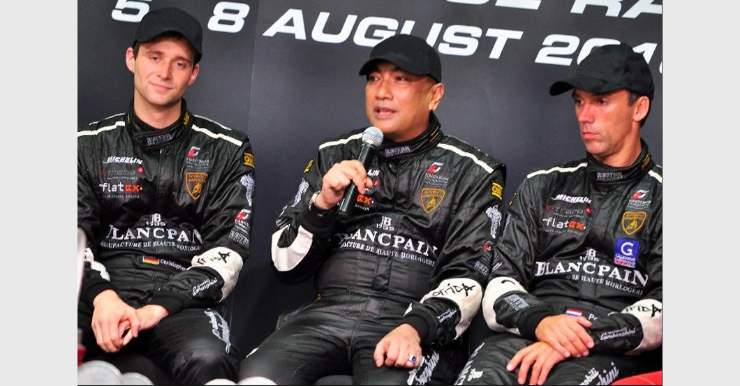 Rennfahrer Christopher Haase stiftet seinen getragenen Anzug