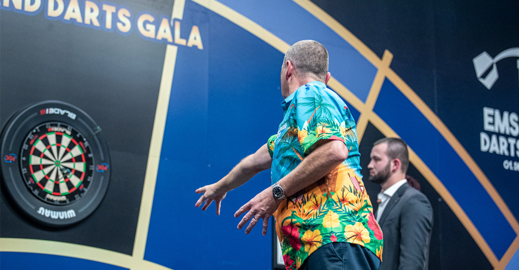 Zur Darts-WM: Die Stars signieren Dartsboard