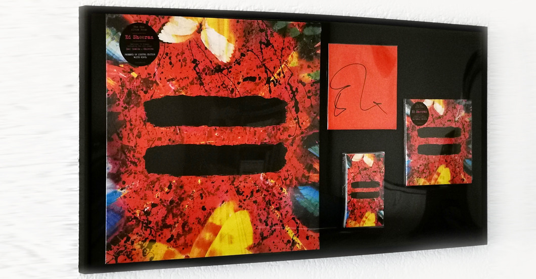 Ed Sheerans „Equals“ Vinyl-LP & signierte Artcard im Rahmen