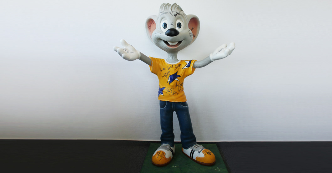 Aus dem Europa-Park: Von Stars signierte große Euromaus