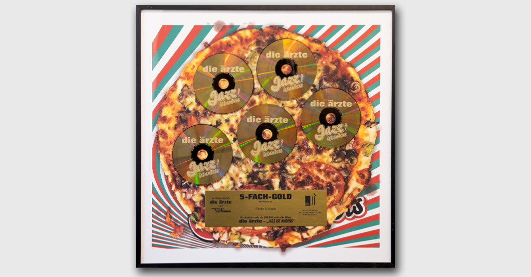 die ärzte-Star Farin Urlaub versteigert seinen 5-fach-Gold Award