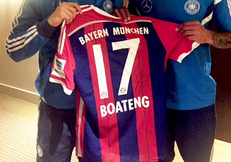 Von Jérôme Boateng: Original Bundesliga-Trikot des FCB mit Signatur