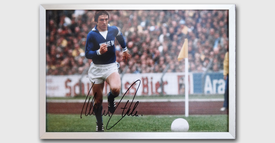 Schalke-Legende Klaus Fischer stiftet eine signierte Fotografie