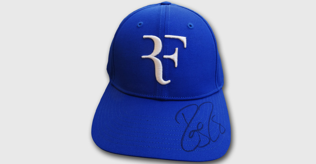 Tennislegende Roger Federer stiftet Cap mit seinem Autogramm
