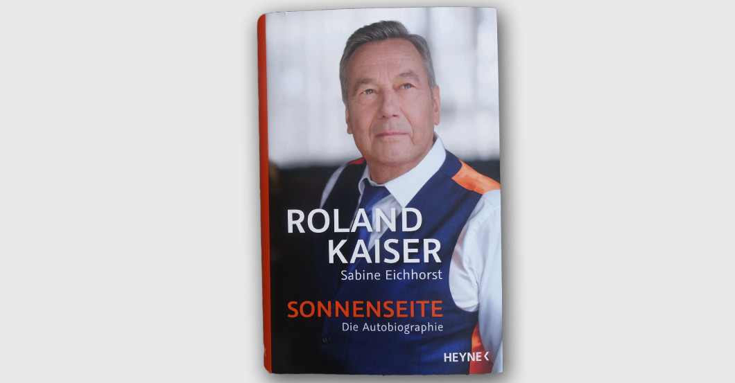 Schlagerlegende Roland Kaiser stiftet Biografie mit Autogramm