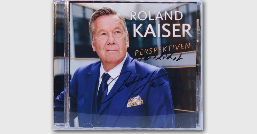 Schlagerlegende Roland Kaiser signiert CD für den guten Zweck