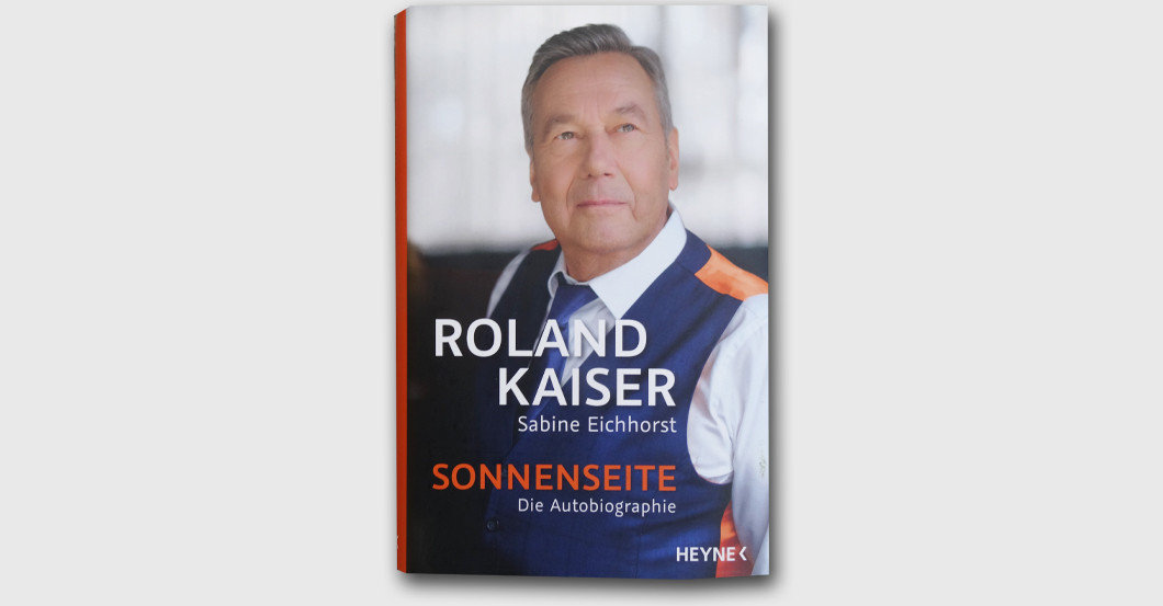 Schlagerlegende Roland Kaiser stiftet Biografie mit Autogramm