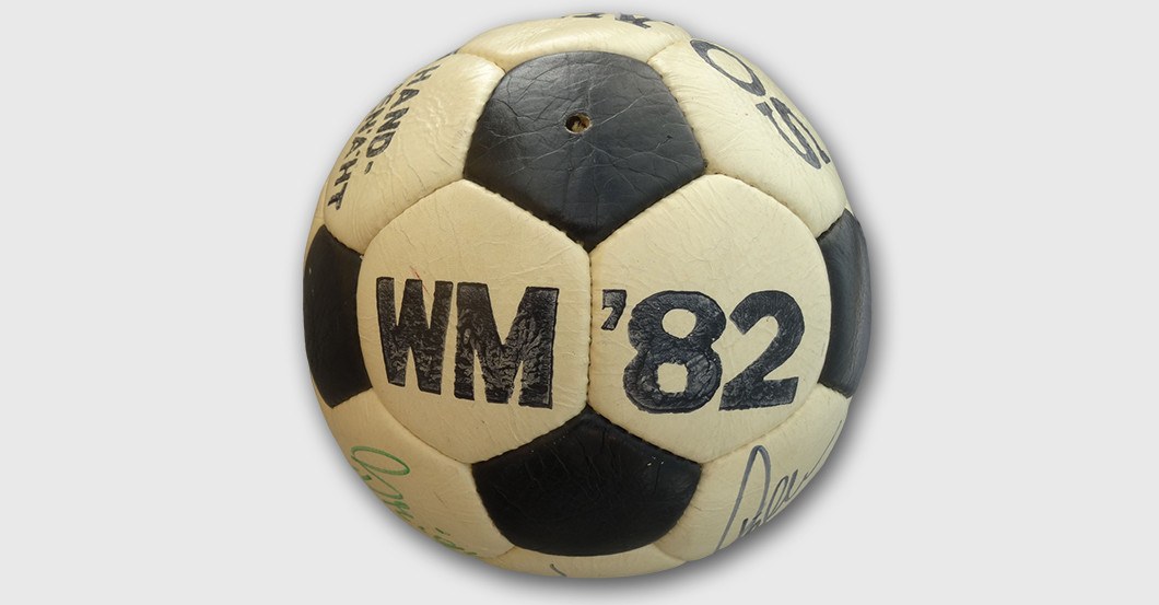 Die WM-Stars von 1982 stiften einen signierten Fußball