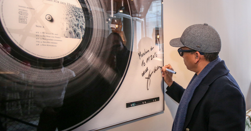 Xavier Naidoo: Überdimensionale Fotografie seines Albums