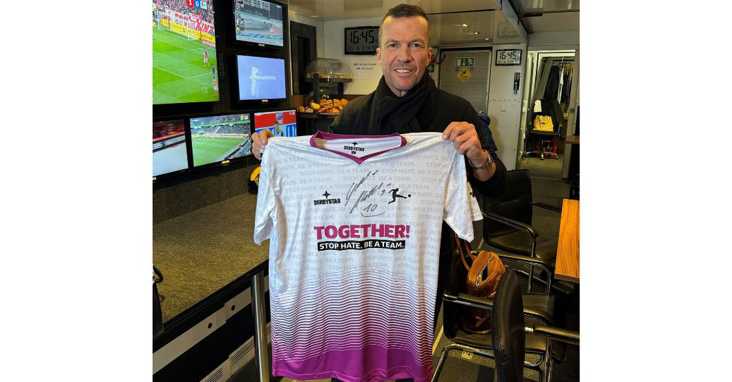 Lothar Matthäus signiert Sondertrikot für den guten Zweck