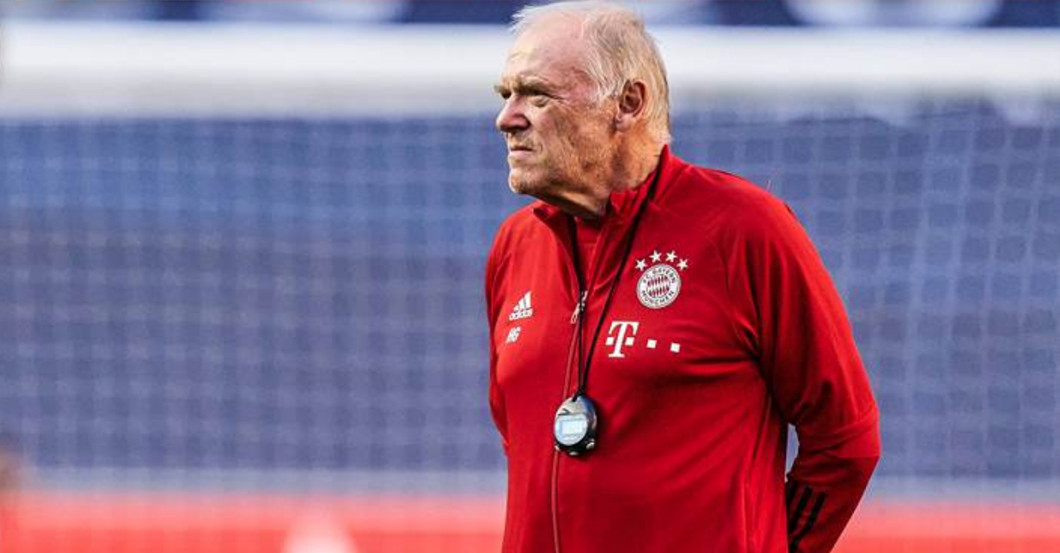 FC Bayern-Co-Trainer Hermann Gerland signiert sein Outfit