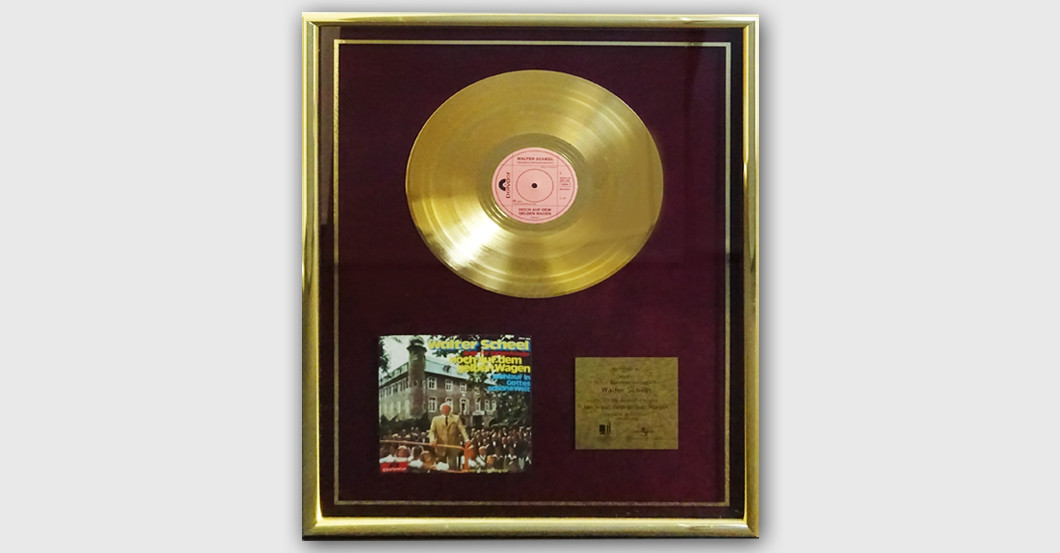 „Hoch auf dem gelben Wagen“: Walter Scheels Original-Gold-Award